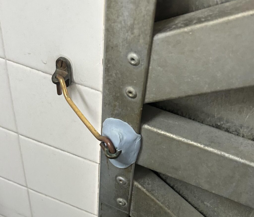 歯医者のトイレ、ドアロックがブル・タック（練り消し）で固定されてる件 - カルソク -世界中の話題を紹介するブログ-